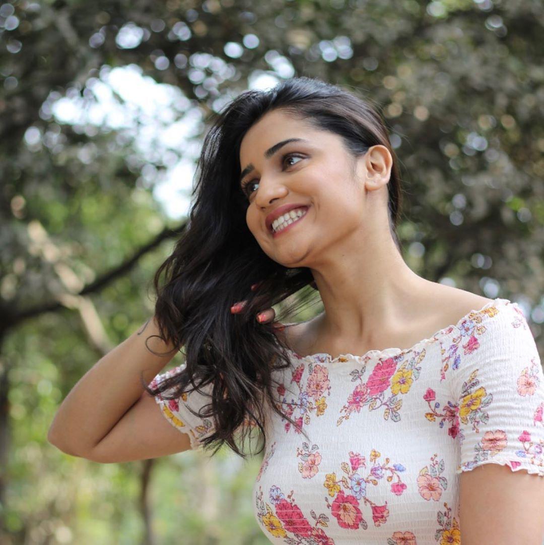 Hruta Durgule Wallpapers - Top Free Hruta Durgule Backgrounds ...