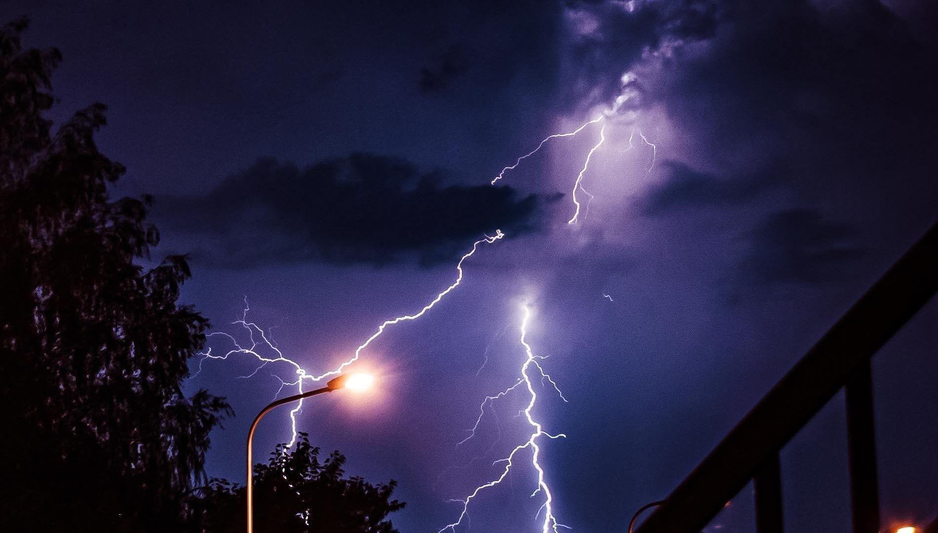 Lightning Strikes Wallpapers - Top Free Lightning Strikes Backgrounds ...