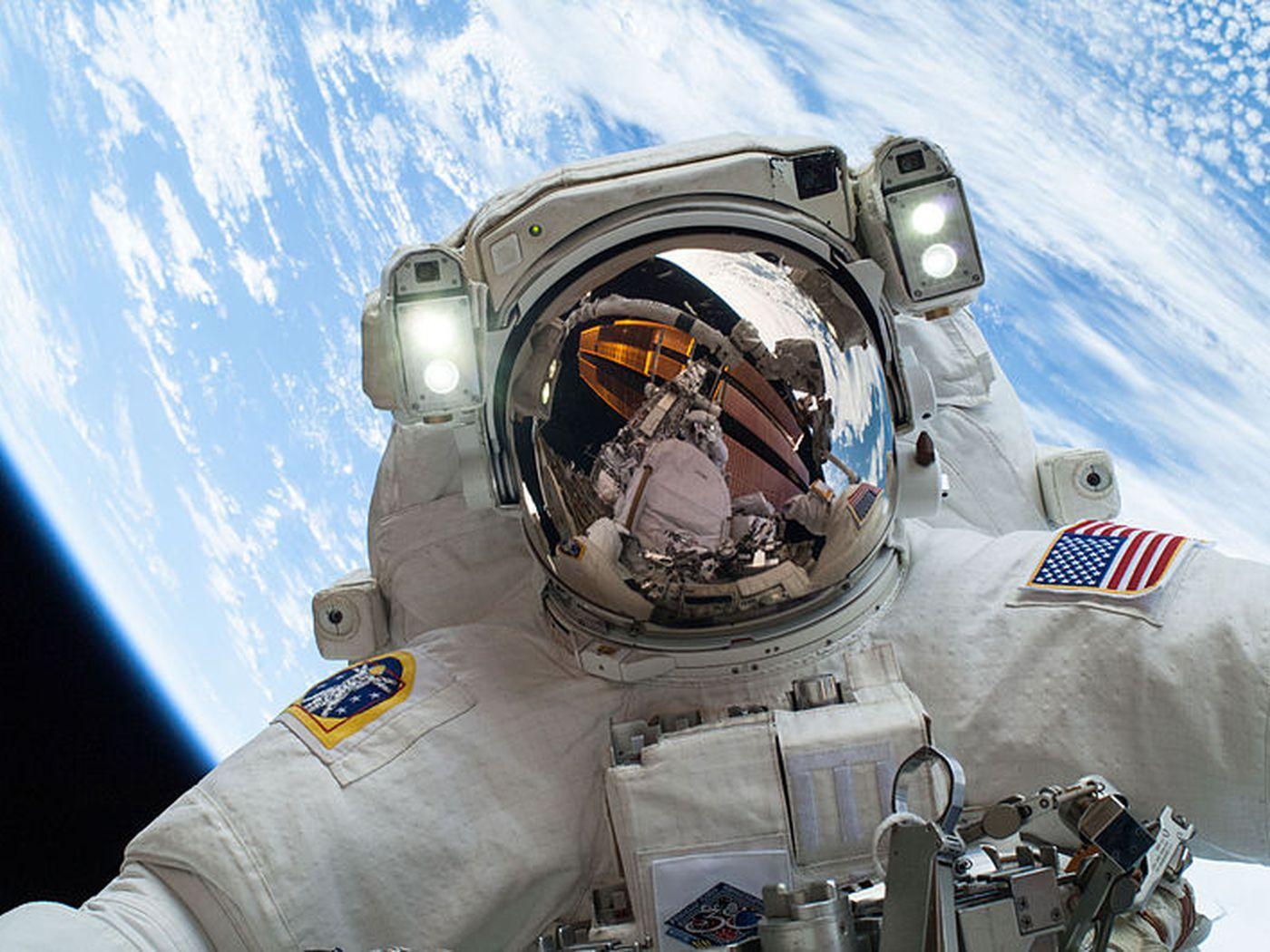 Space Walk Wallpapers - Top Free Space Walk Backgrounds - WallpaperAccess