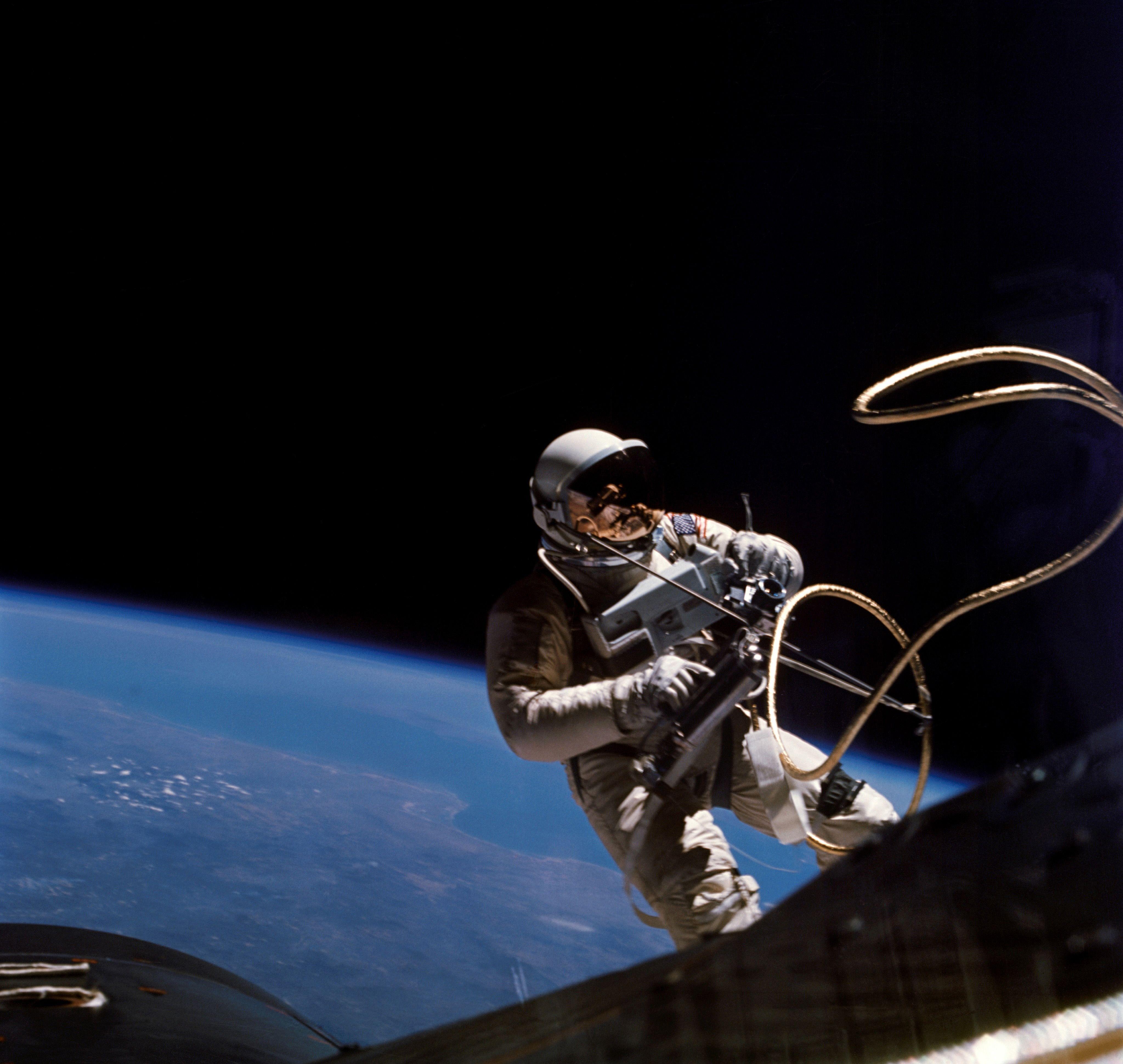 Space Walk Wallpapers - Top Free Space Walk Backgrounds - WallpaperAccess