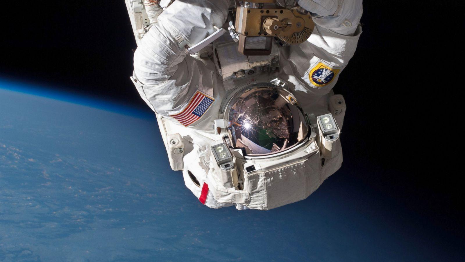 Space Walk Wallpapers - Top Free Space Walk Backgrounds - WallpaperAccess