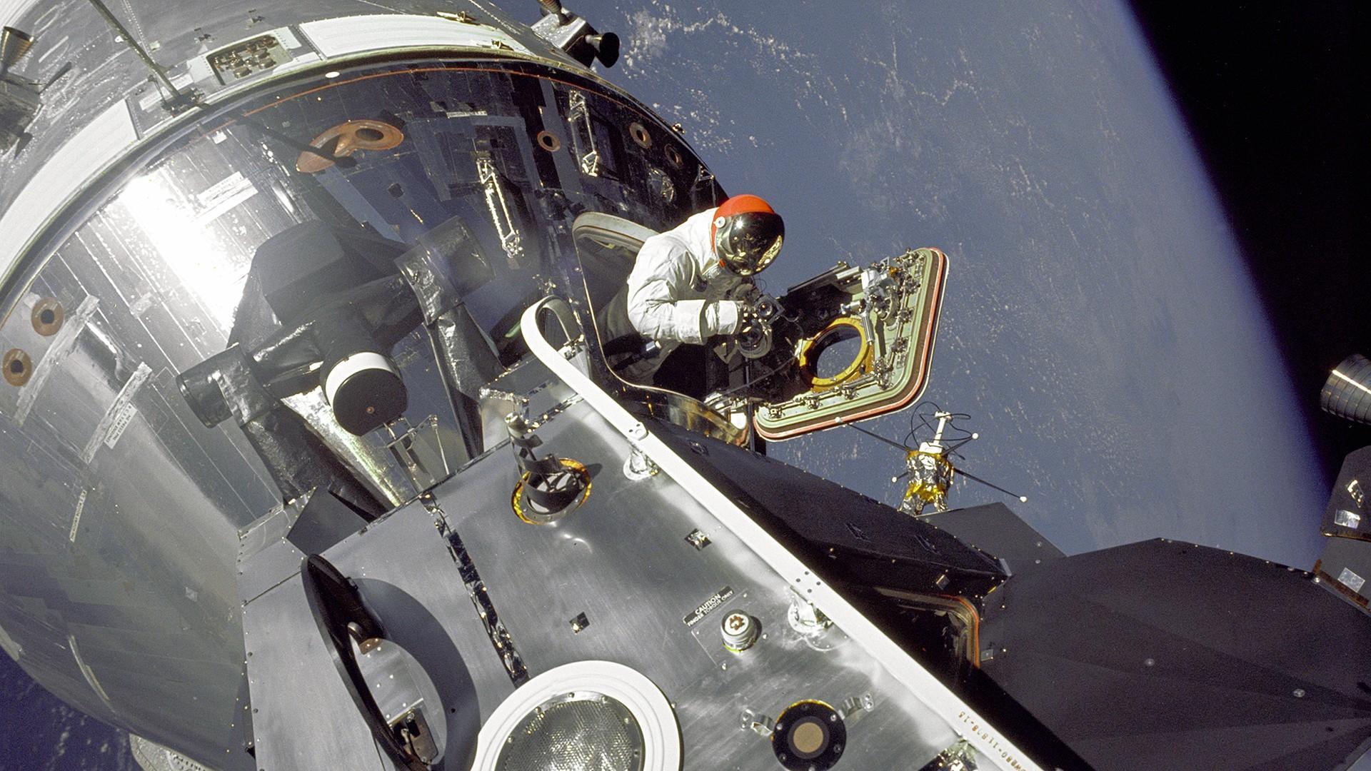 Space Walk Wallpapers - Top Free Space Walk Backgrounds - WallpaperAccess