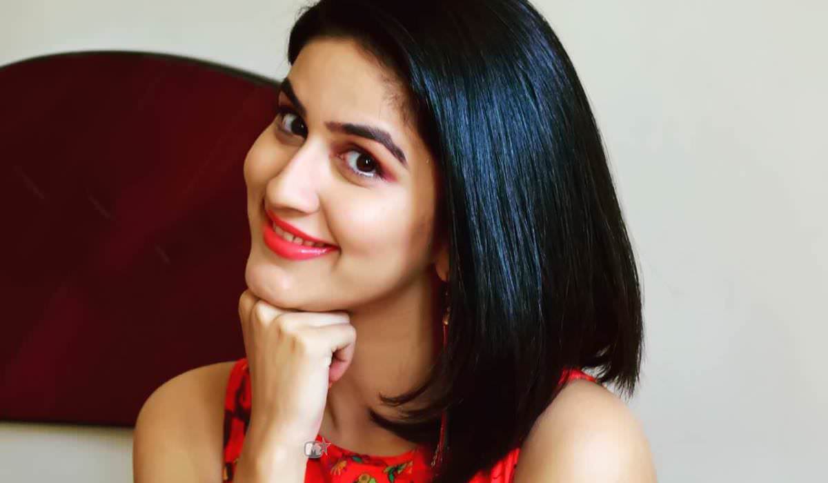 Marathi Actress Wallpapers - Top Free Marathi Actress Backgrounds ...