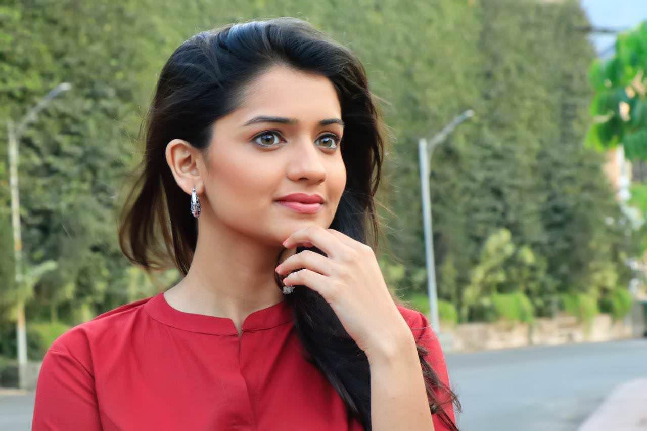 Marathi Actress Wallpapers - Top Free Marathi Actress Backgrounds ...