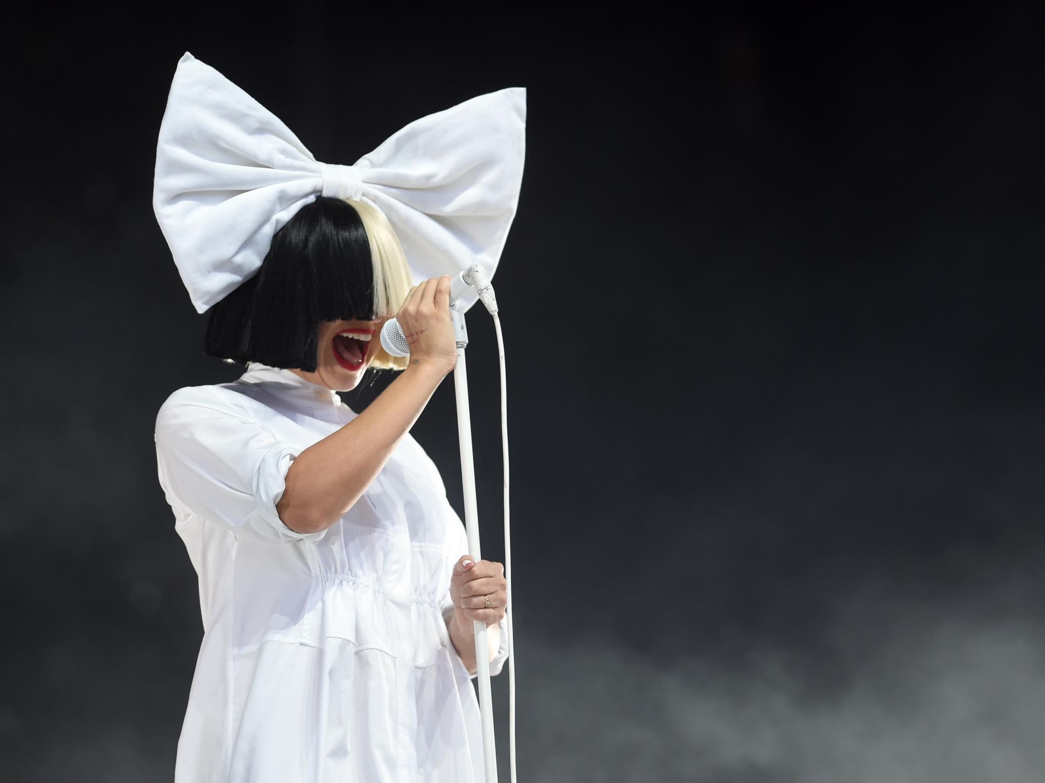 Sia Singer Wallpapers - Top Free Sia Singer Backgrounds - WallpaperAccess