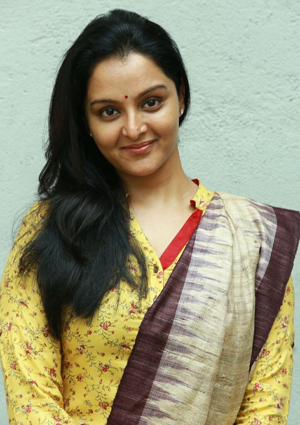 Manju Warrier Wallpapers - Top Free Manju Warrier Backgrounds ...