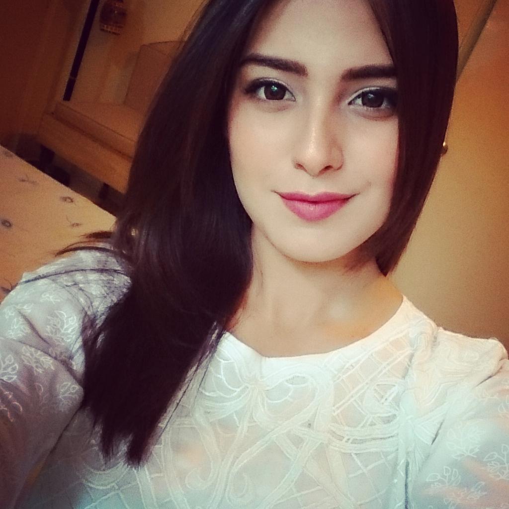 Iqra Aziz Wallpapers - Top Free Iqra Aziz Backgrounds - WallpaperAccess