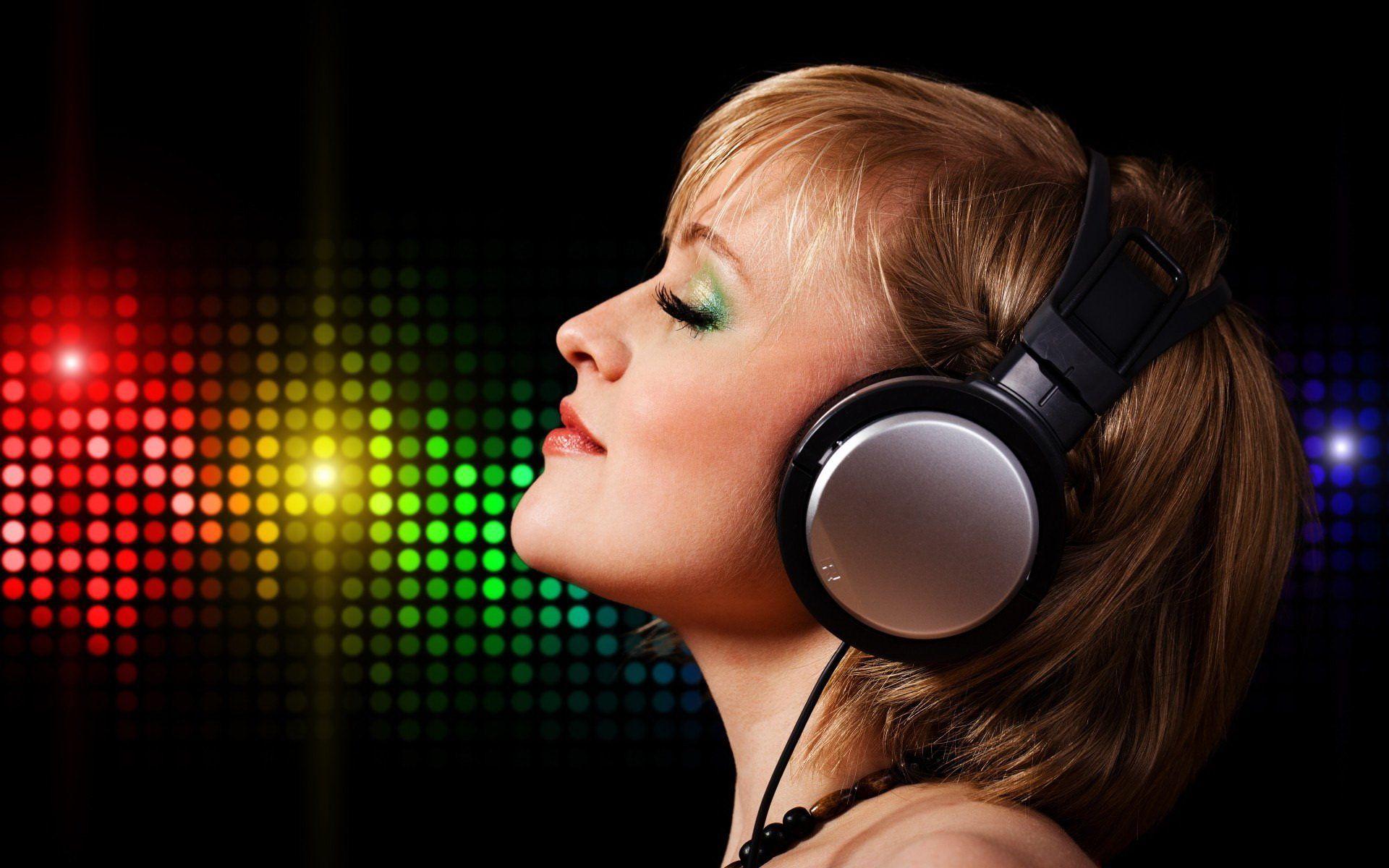 Girl Listening to Music Wallpapers - Top Free Girl Listening to Music ...