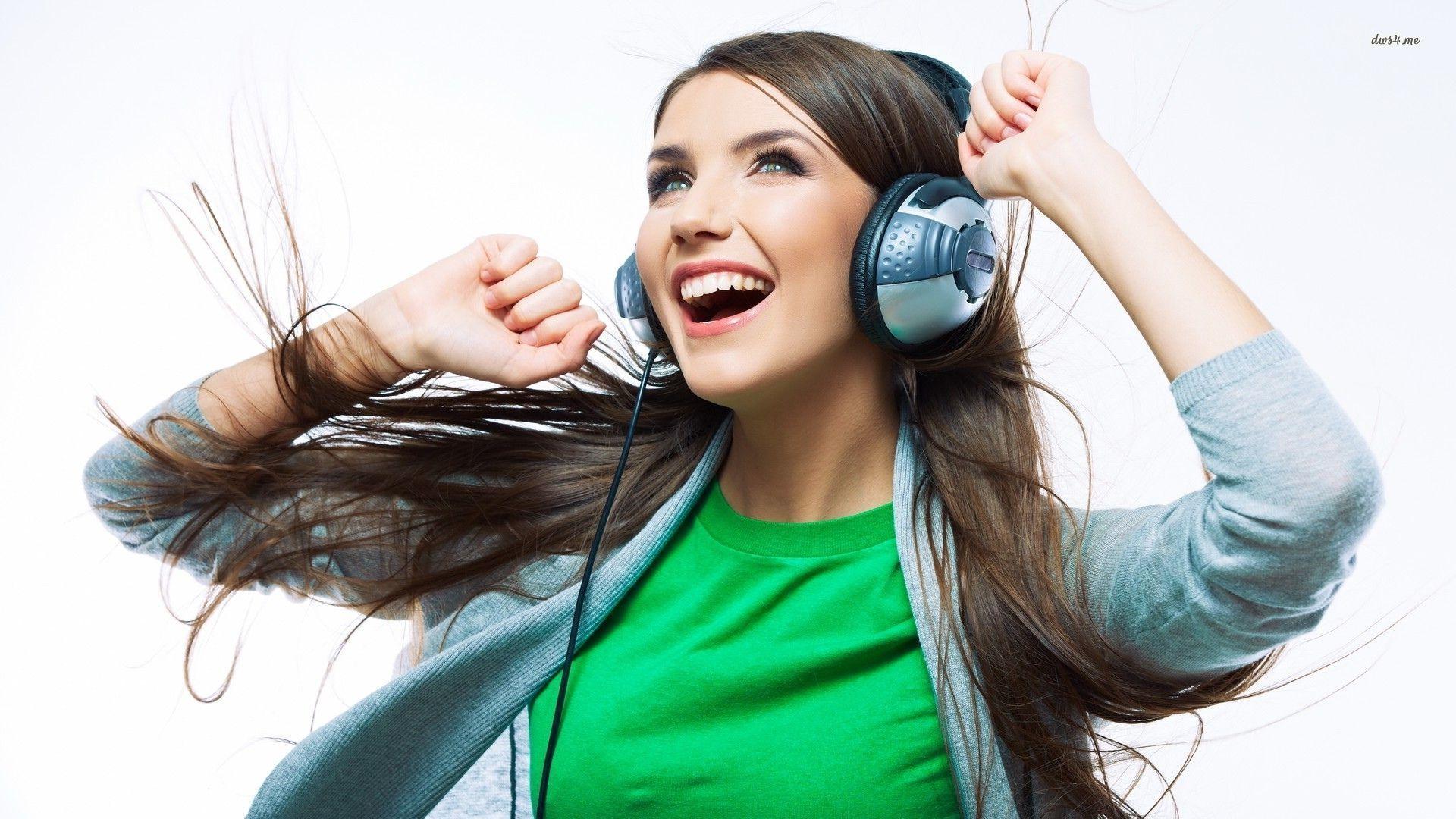 Girl Listening to Music Wallpapers - Top Free Girl Listening to Music ...