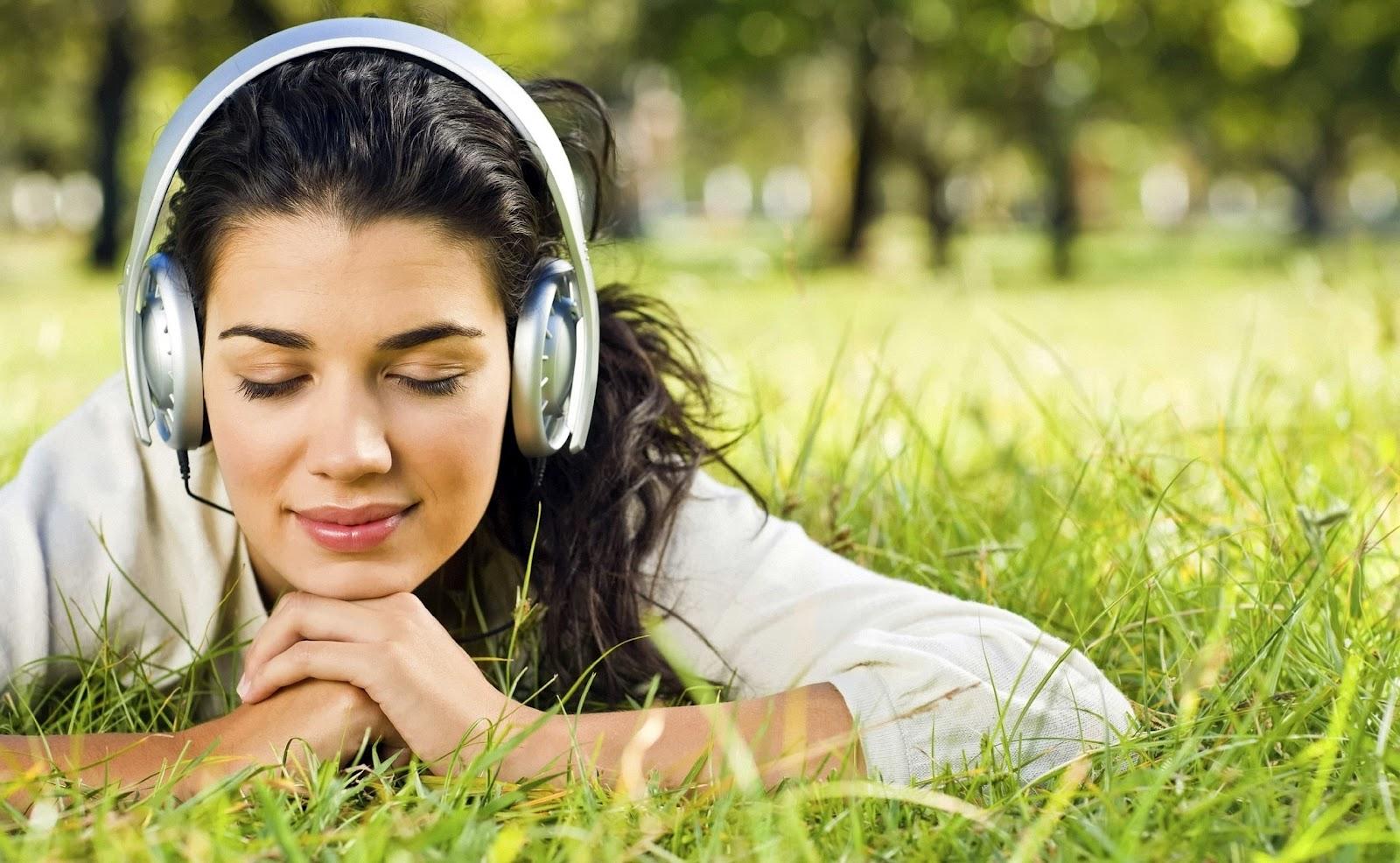 Girl Listening to Music Wallpapers - Top Free Girl Listening to Music ...