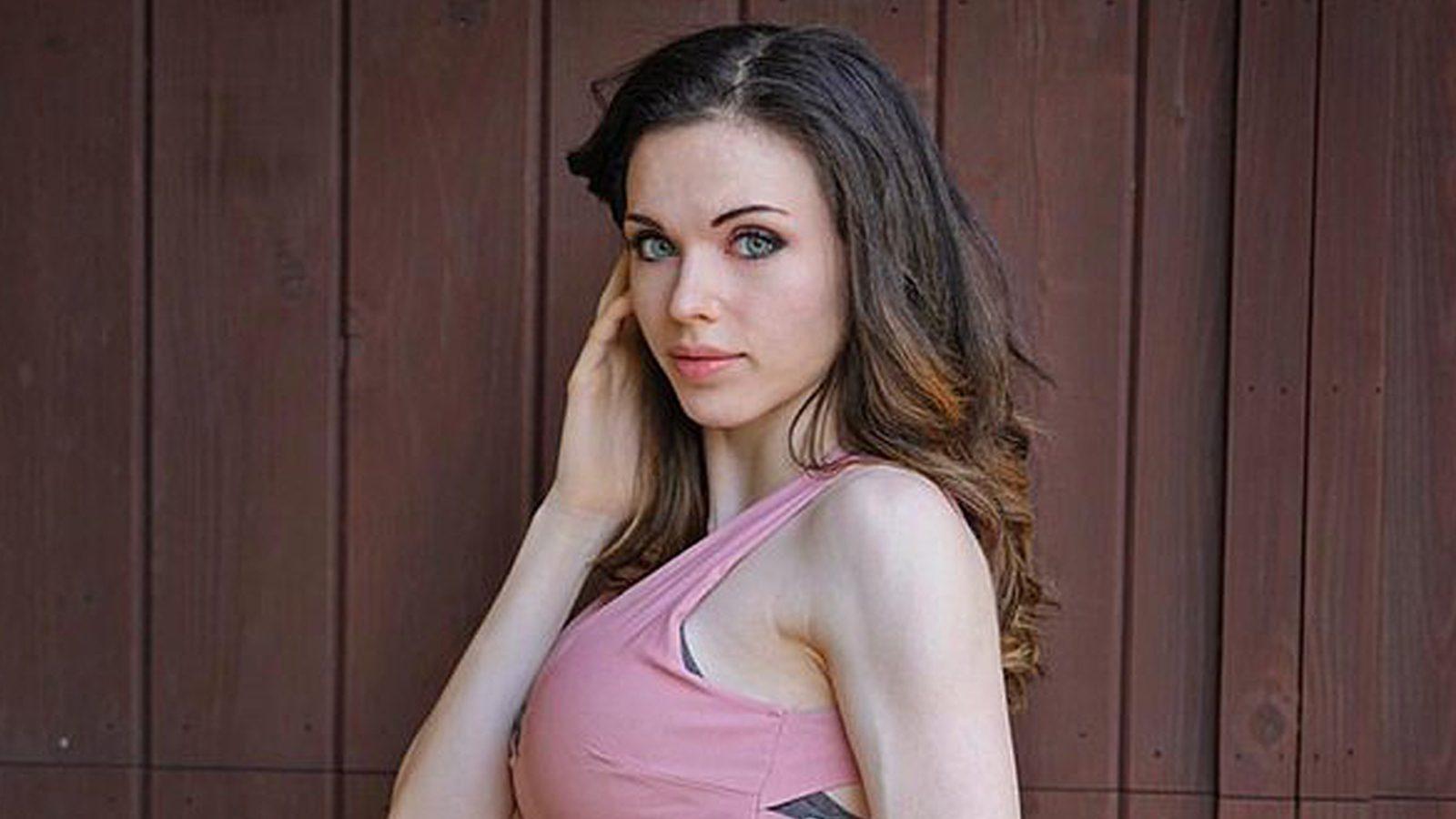 Amouranth Wallpapers Top Free Amouranth Backgrounds Wallpaperaccess