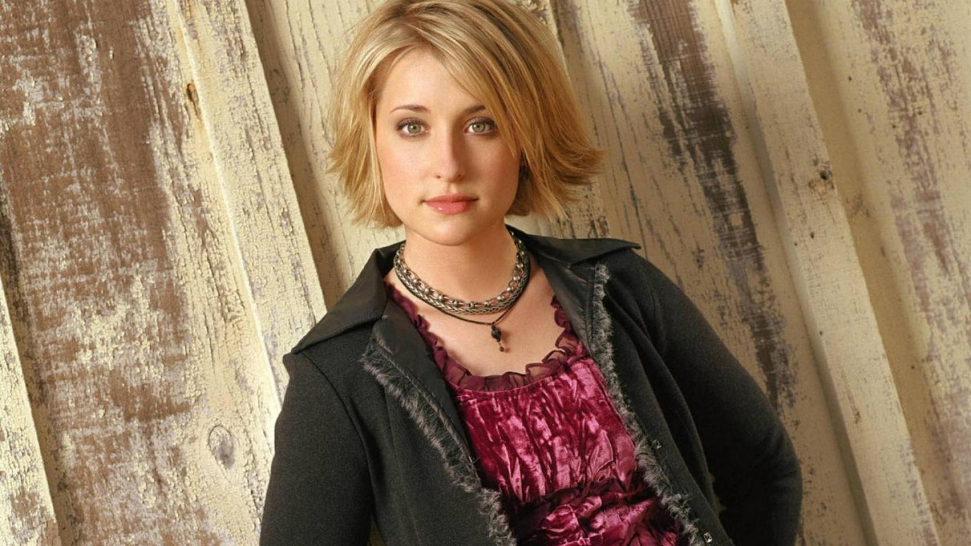 Allison Mack Wallpapers - Top Free Allison Mack Backgrounds - WallpaperAccess