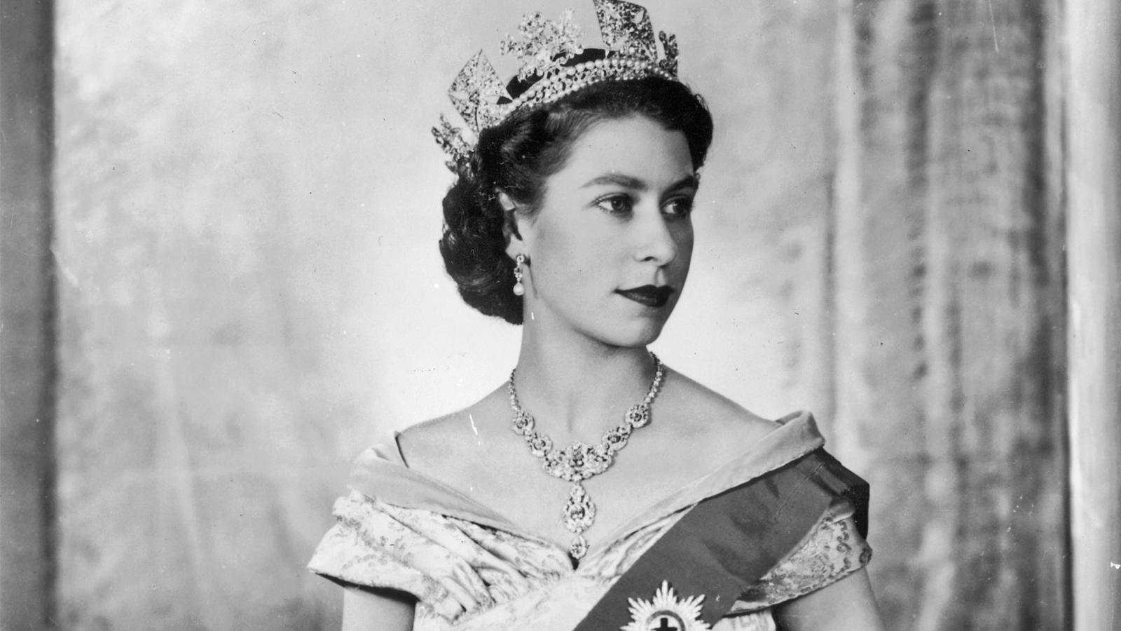 Queen Elizabeth II Wallpapers - Top Free Queen Elizabeth II Backgrounds ...