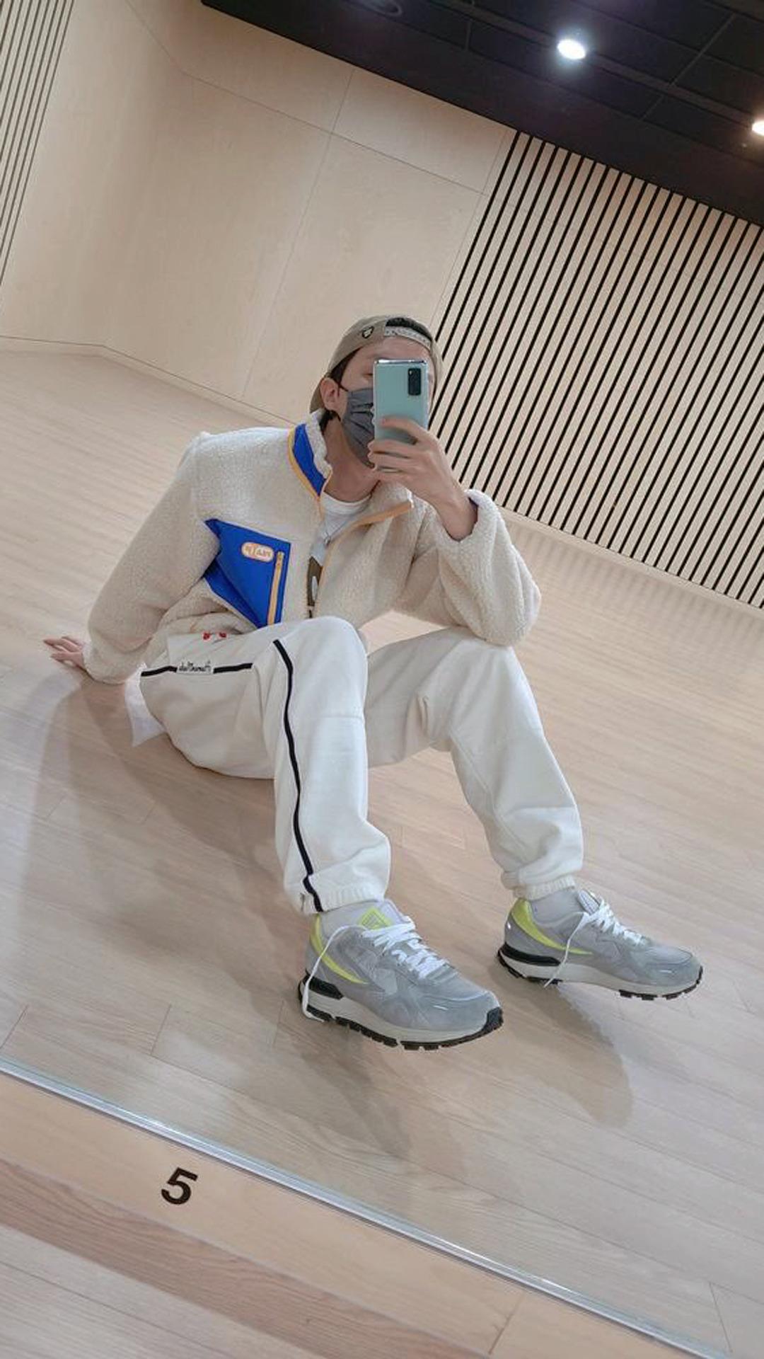 Mirror Selfie Wallpapers - Top Free Mirror Selfie Backgrounds ...