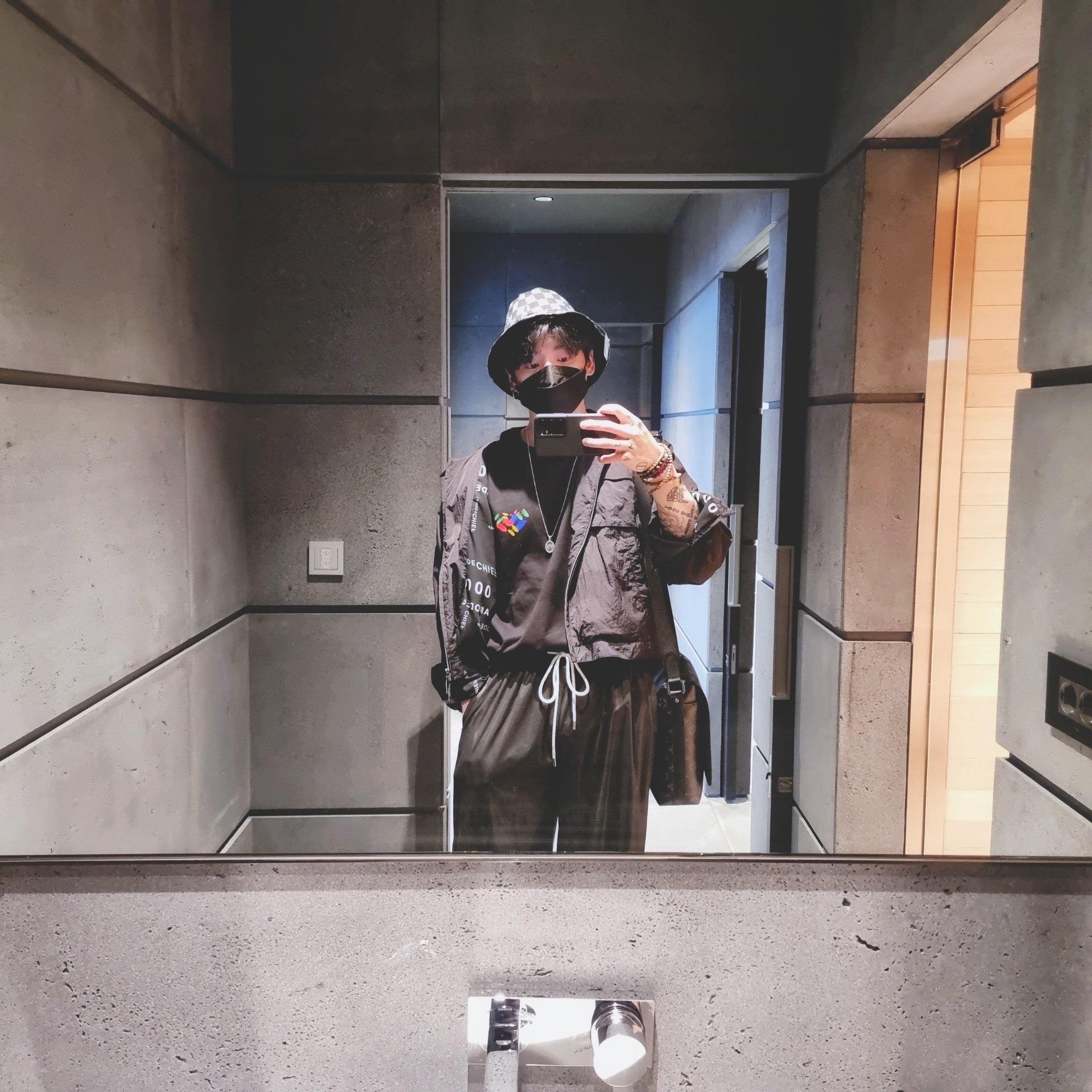 Mirror Selfie Wallpapers - Top Free Mirror Selfie Backgrounds ...