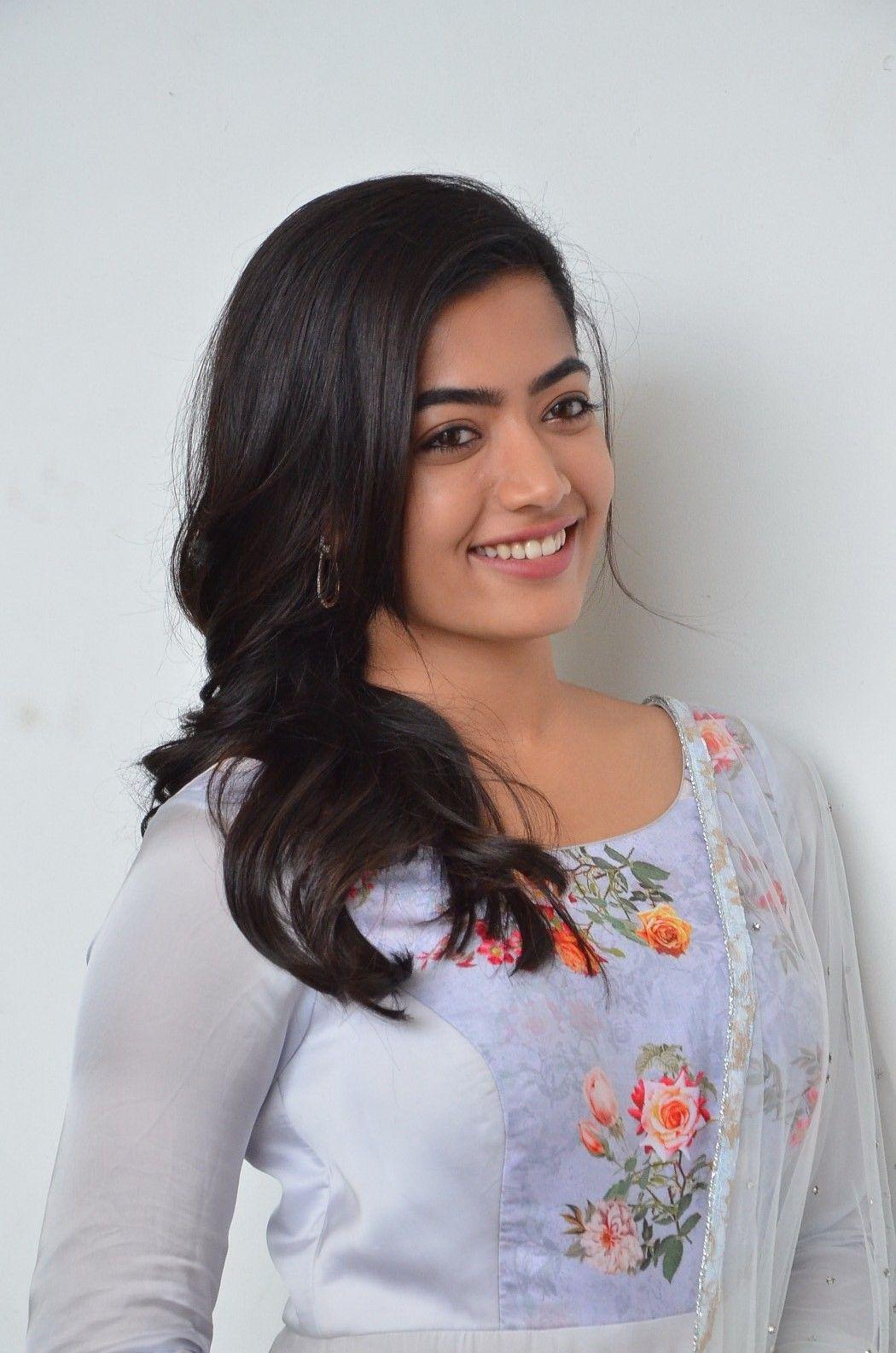 Rashmika 4k Wallpapers - Top Free Rashmika 4k Backgrounds - WallpaperAccess