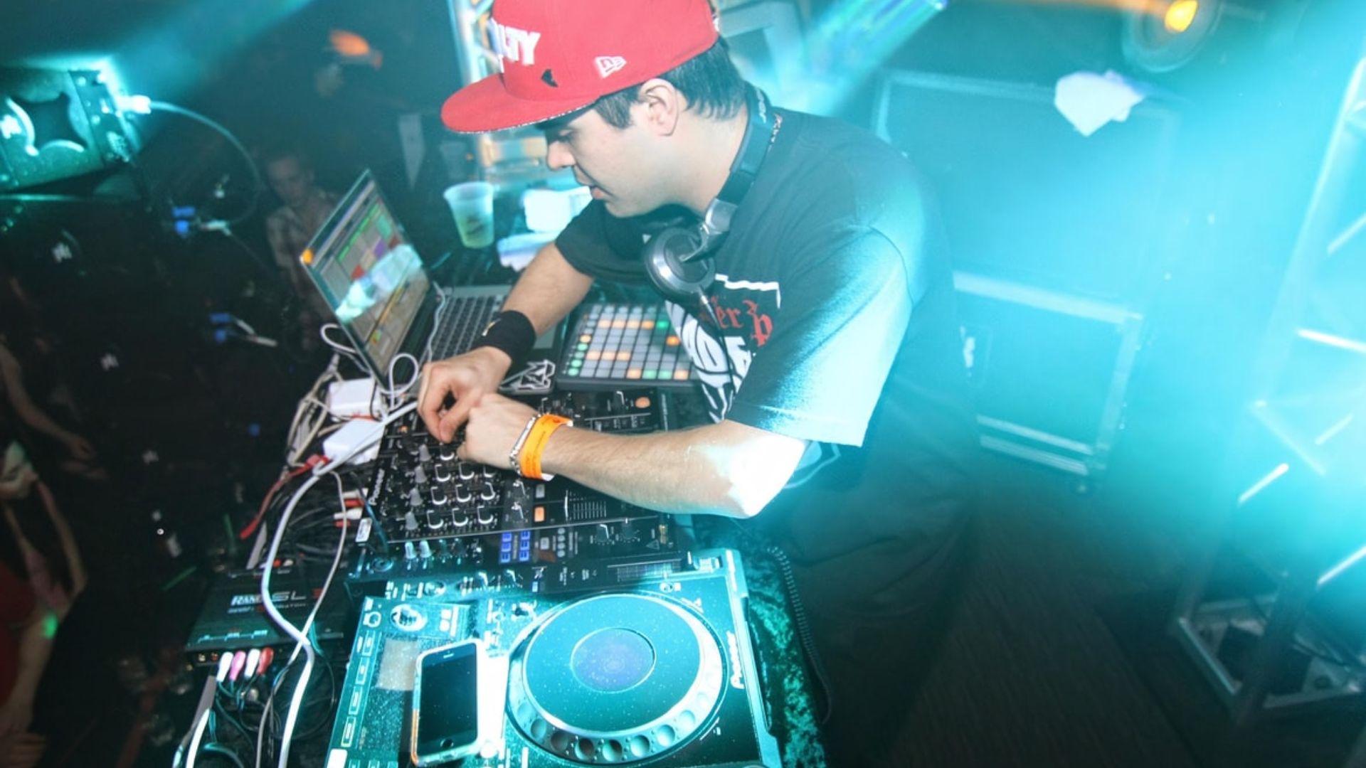 Male DJ Wallpapers - Top Free Male DJ Backgrounds - WallpaperAccess