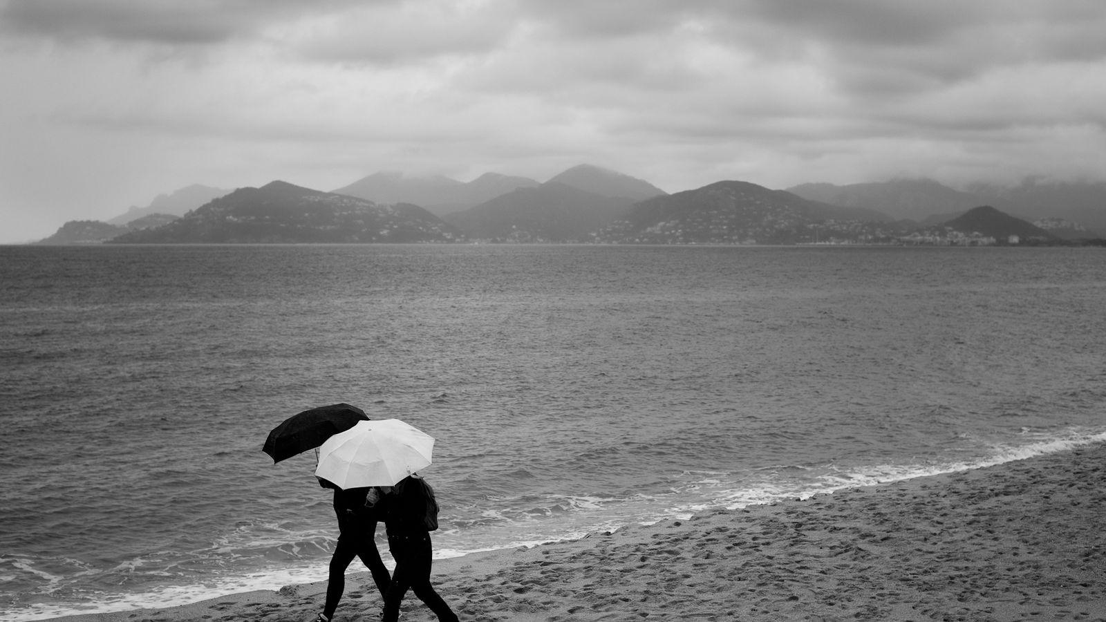 Rainy Beach Wallpapers - Top Free Rainy Beach Backgrounds - WallpaperAccess