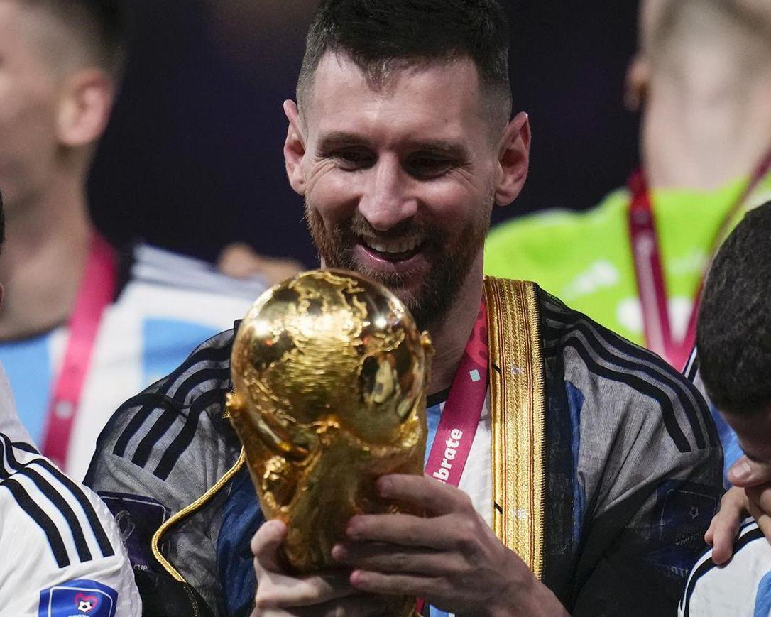 Messi Kiss Wallpapers - Top Free Messi Kiss Backgrounds - WallpaperAccess