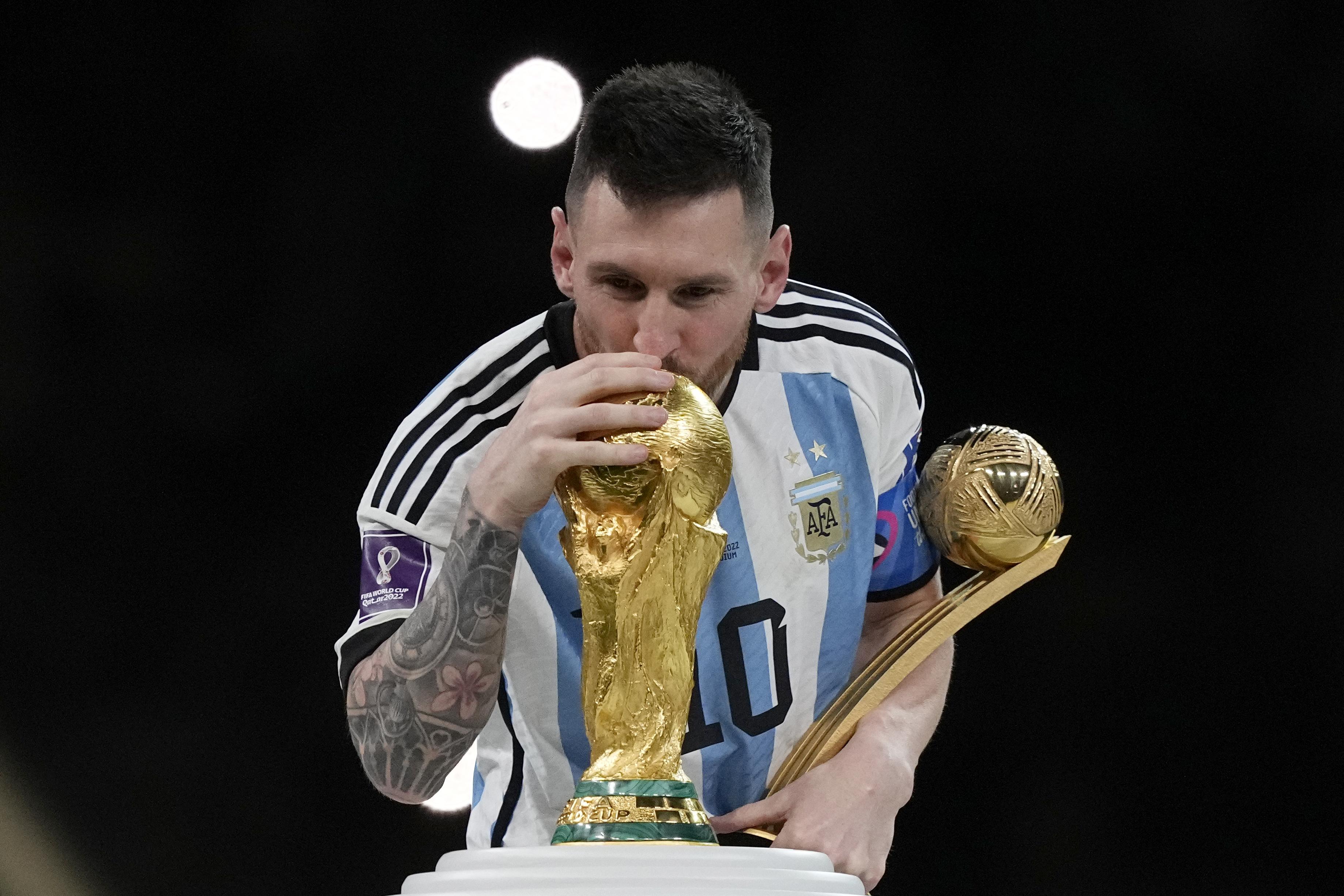 Messi With World Cup Wallpapers - Top Free Messi With World Cup ...