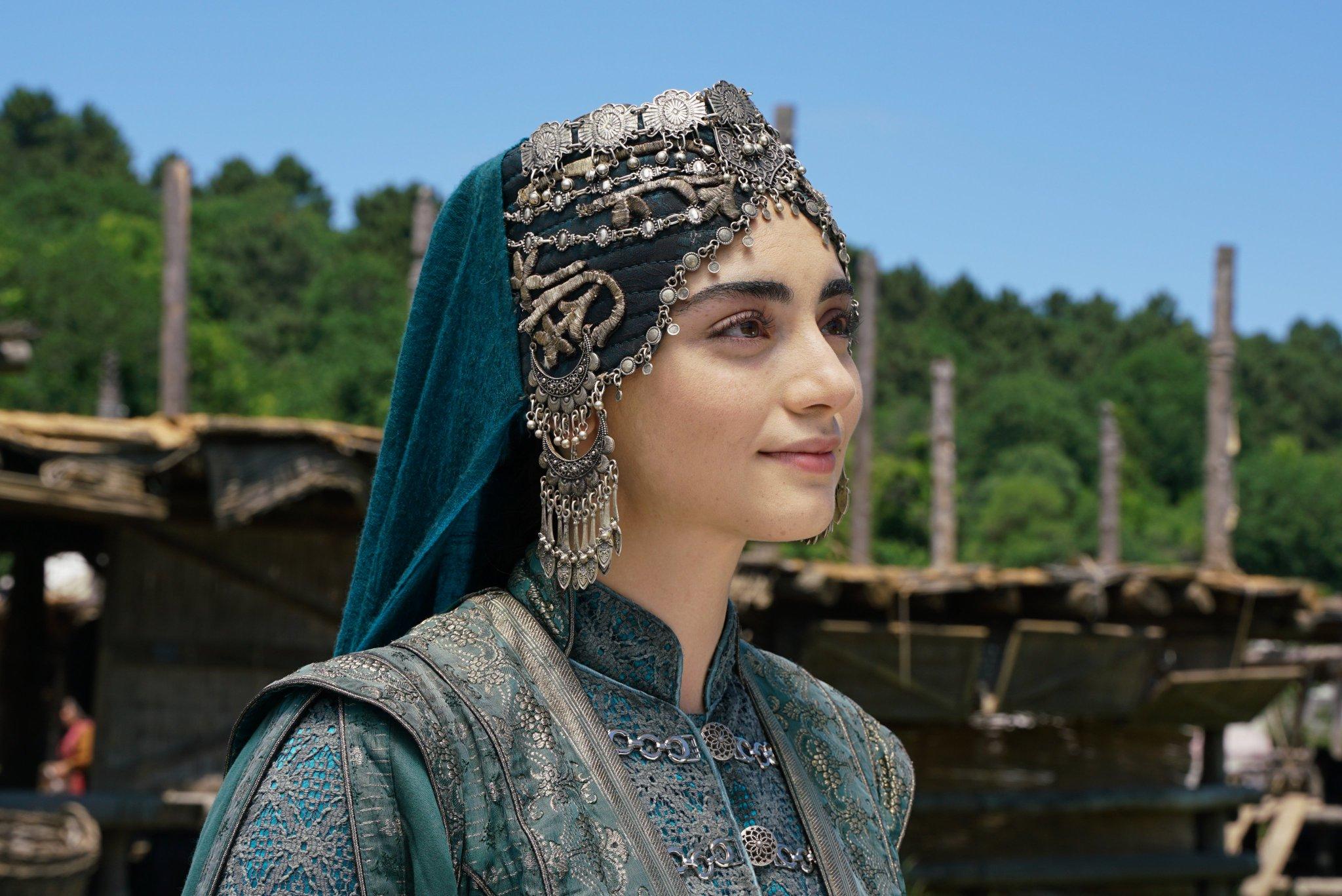 Özge Törer Wallpapers - Top Free Özge Törer Backgrounds - WallpaperAccess