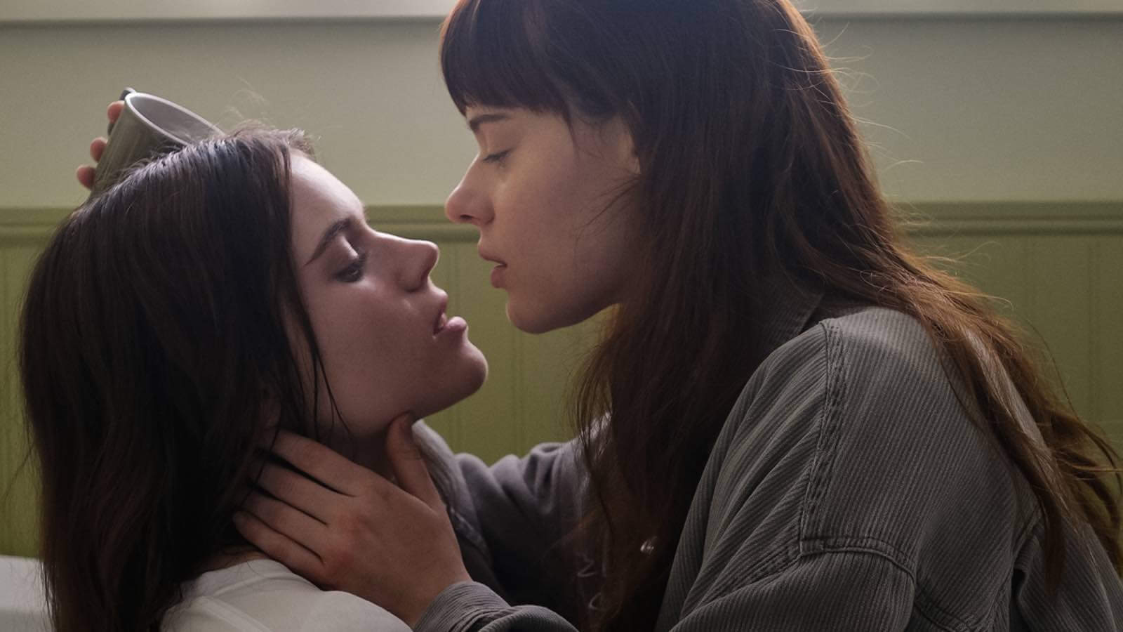 Lesbian Kiss Wallpapers - Top Free Lesbian Kiss Backgrounds - WallpaperAccess